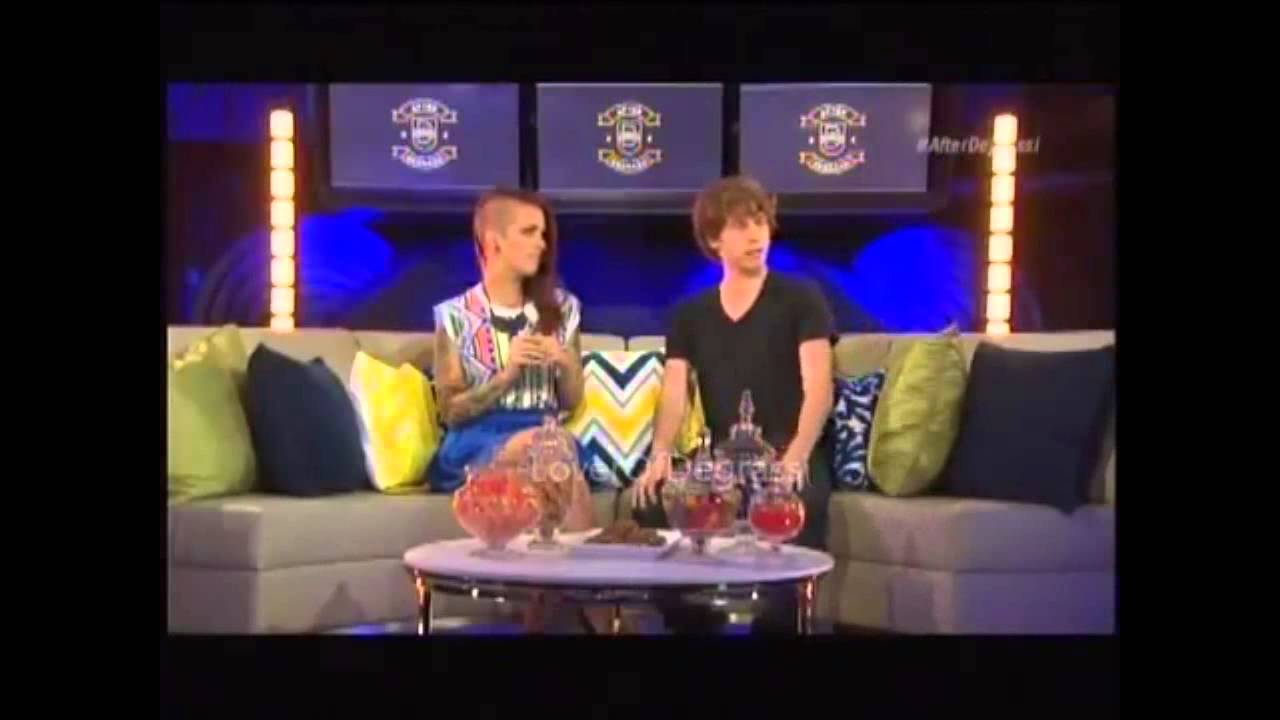 Munro Chambers Shows How Hot He Is - YouTube