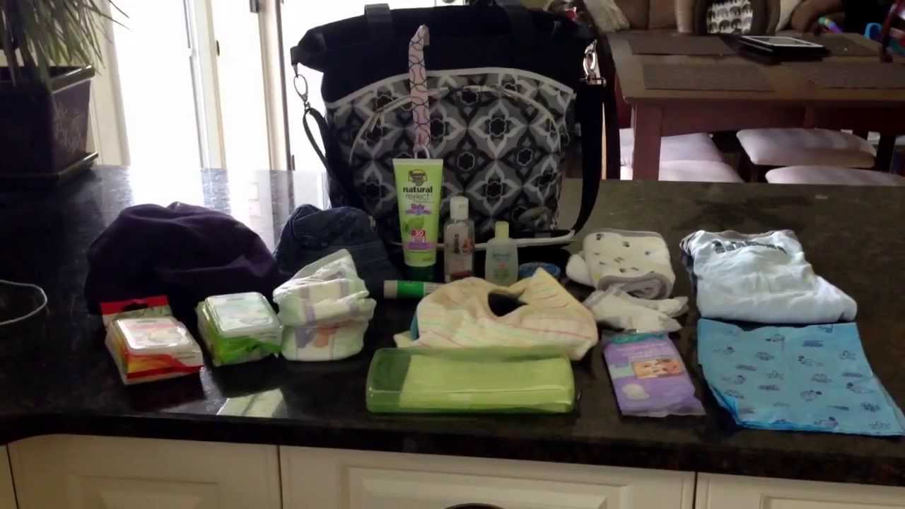 What to REALLY put inside a baby diaper bag/ what's in my diaper bag ...