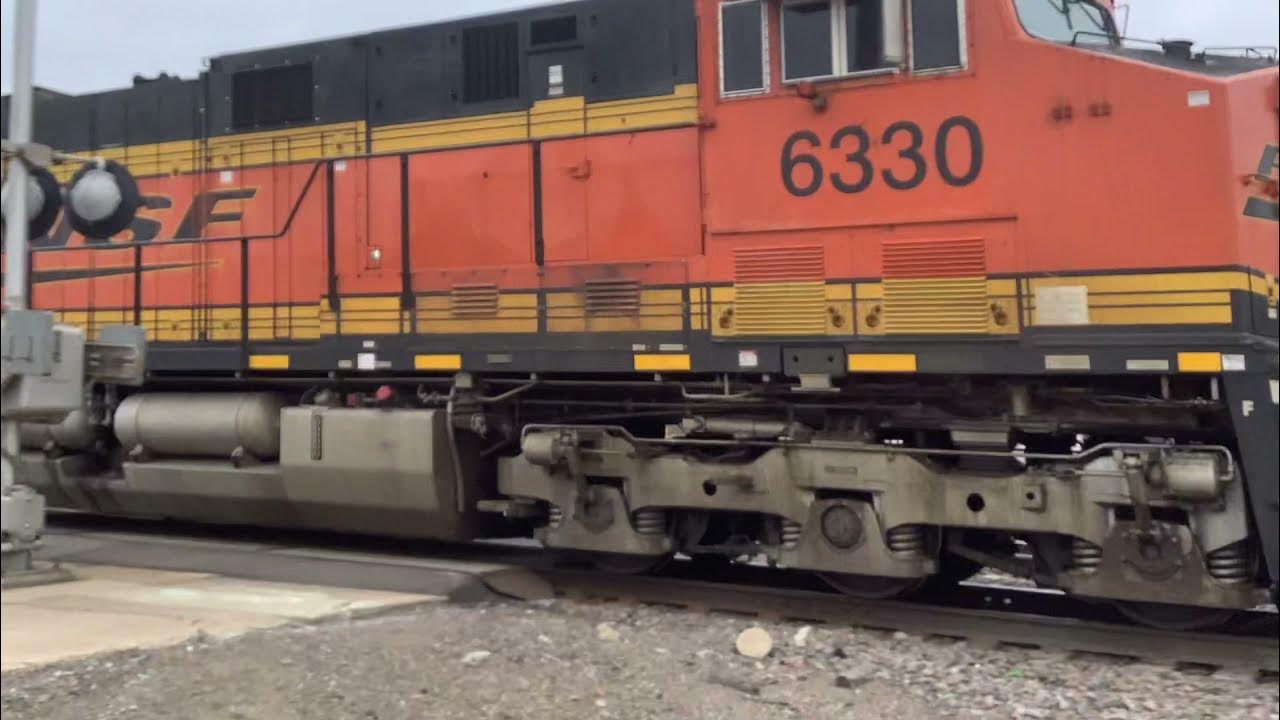 Monster H-NTWPAS & Meet!! BNSF 6330 West monster H-NTWPAS meets BNSF 3970 East Q Train. (Z ...