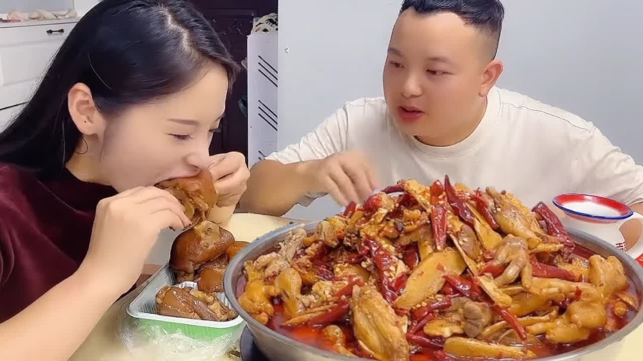 Today my fat husband ate spicy chicken feet, but I secretly bought ...