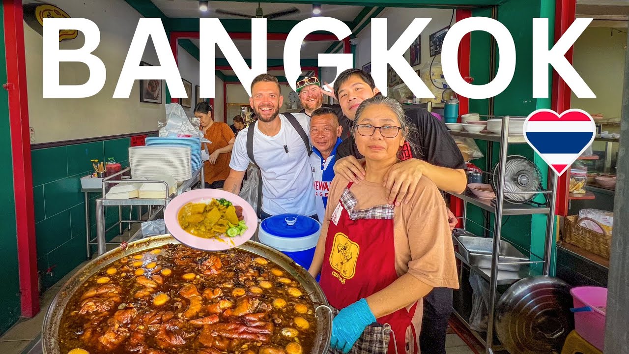 SHOWING A FOREIGN CHEF ABOUT THAI STREET FOOD 🇹🇭 Next Level Thai Food ...