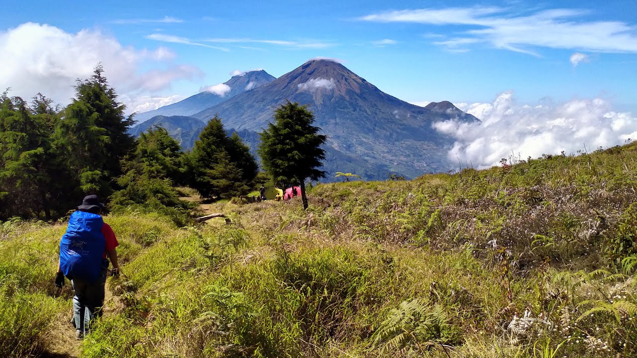 Hiking on the Gunung Prau via Wates Track - YouTube