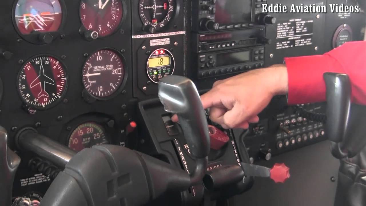 Checklist en el interior de la cabina de un Piper Tomahawk - YouTube