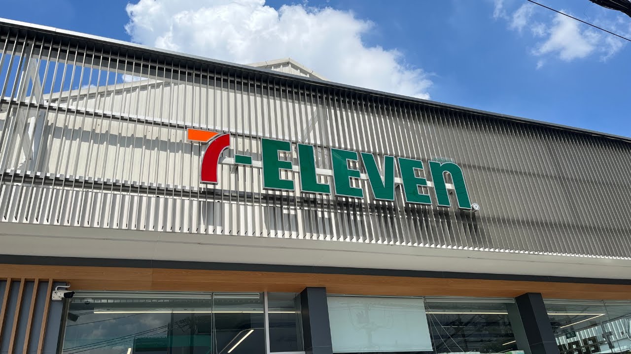 Amazing Thailand 711 convenience store receives 800 customers every day ...