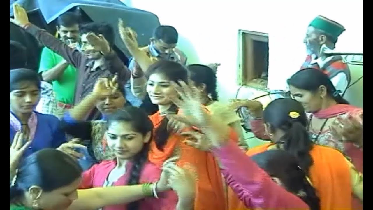 Himachali Girls Pahari Nati Dance in Shimla !! Latest Video 2018 - YouTube