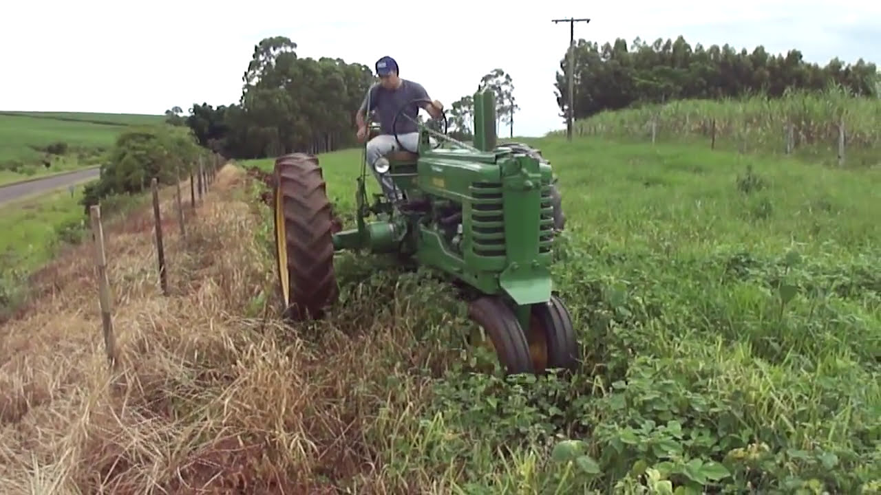 Trator antigo John Deere 1952 arando terra - YouTube