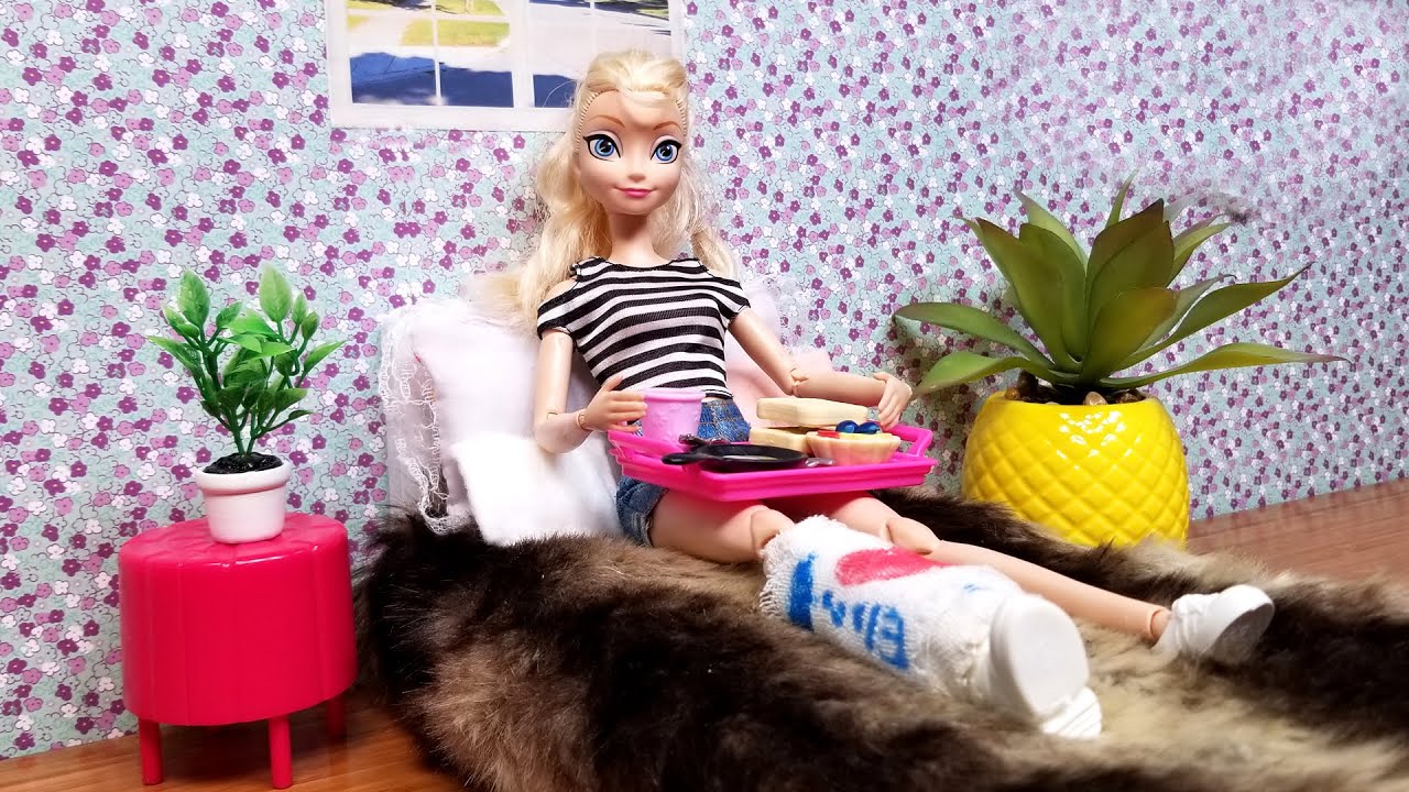 First Day with the leg cast ! Elsa and Anna toddlers help with recovery ...