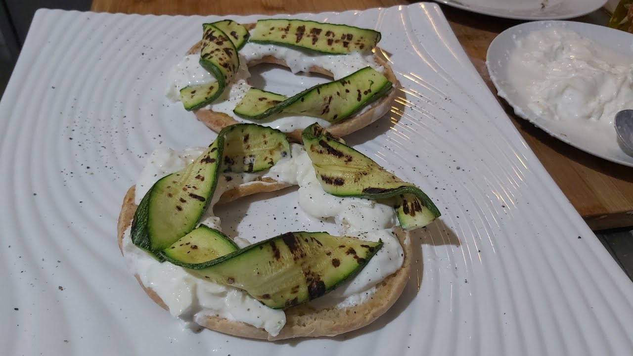 Fresella napoletana con burrata e zucchine grigliate - YouTube