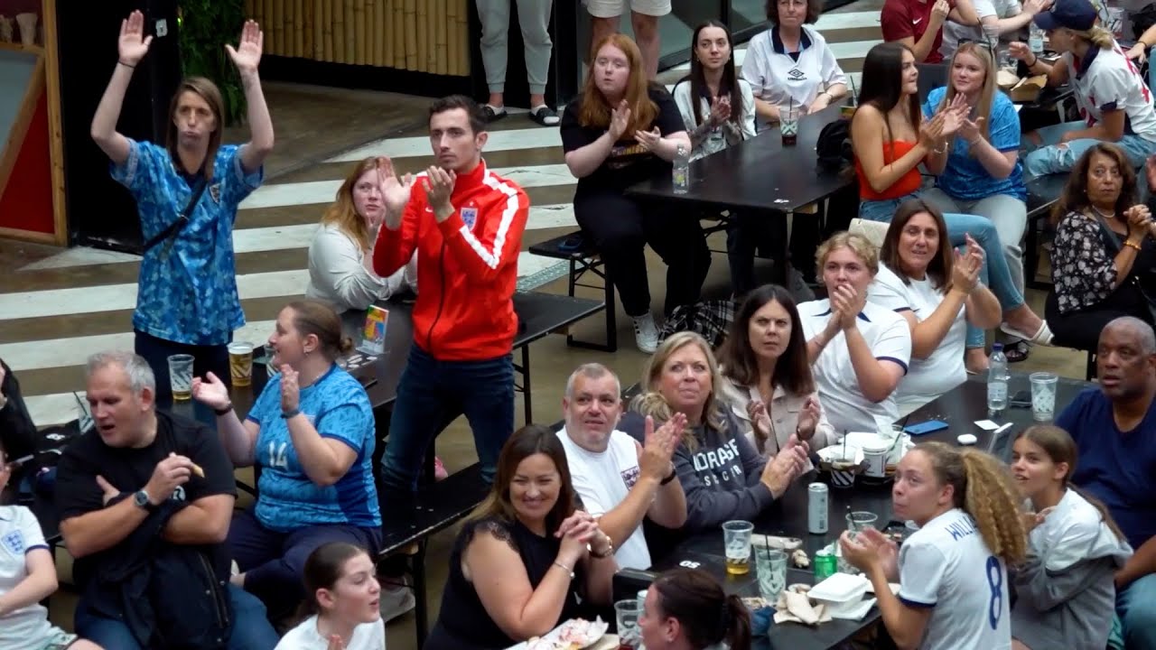 Fans celebrate as England win 6-1 against China in World Cup - YouTube