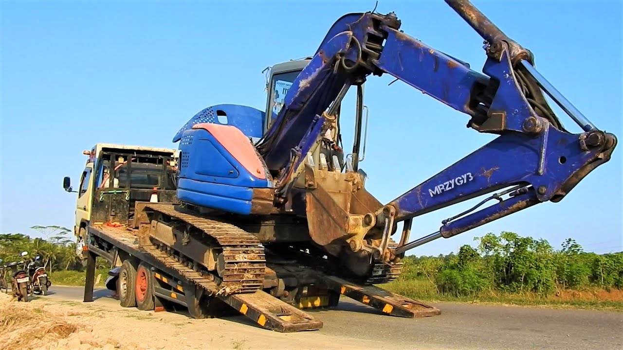 Mini Excavator Towing Transport Truck - YouTube