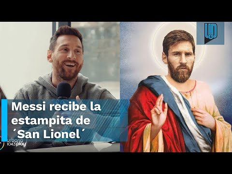Lionel Messi recibe la estampita de \