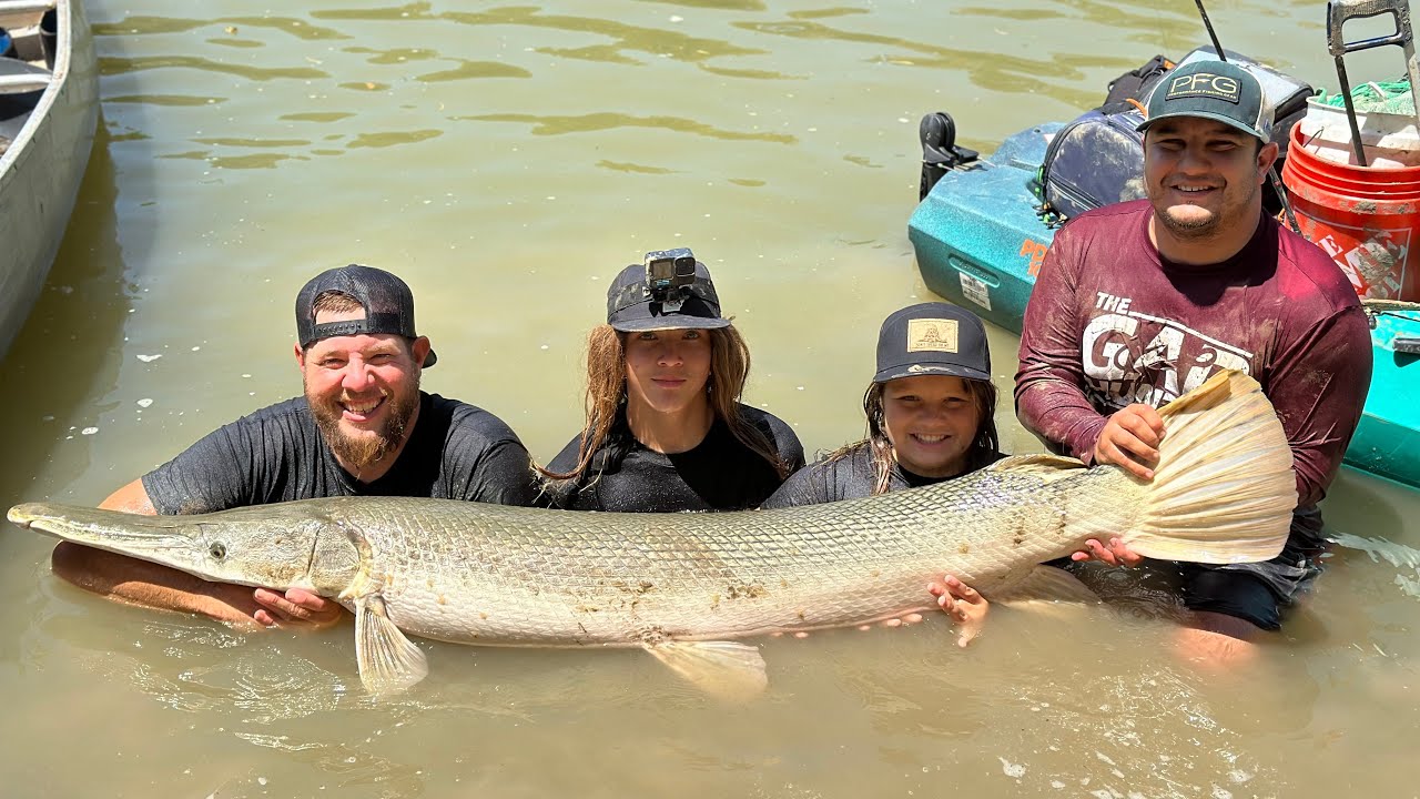 KAYAKING The Trinity River for ALLIGATOR GAR!! - YouTube