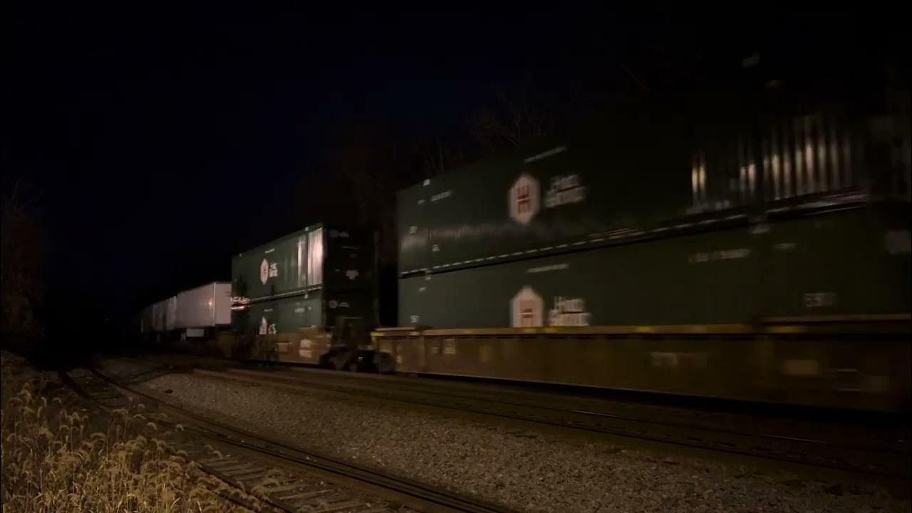 NS 1089 SD70ACe leads NS 28X through Piscataway,NJ! - YouTube