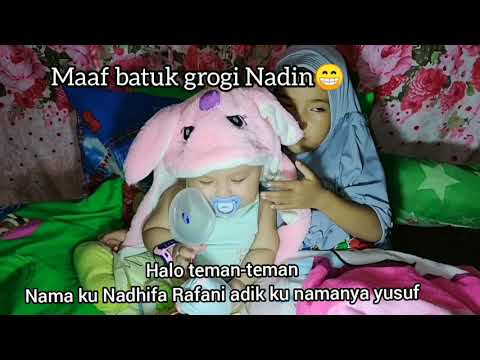 Lucu banget bikin gemes,jagain adik sambil memperkenalkan diri ga sadar adiknya sampe ketiduran