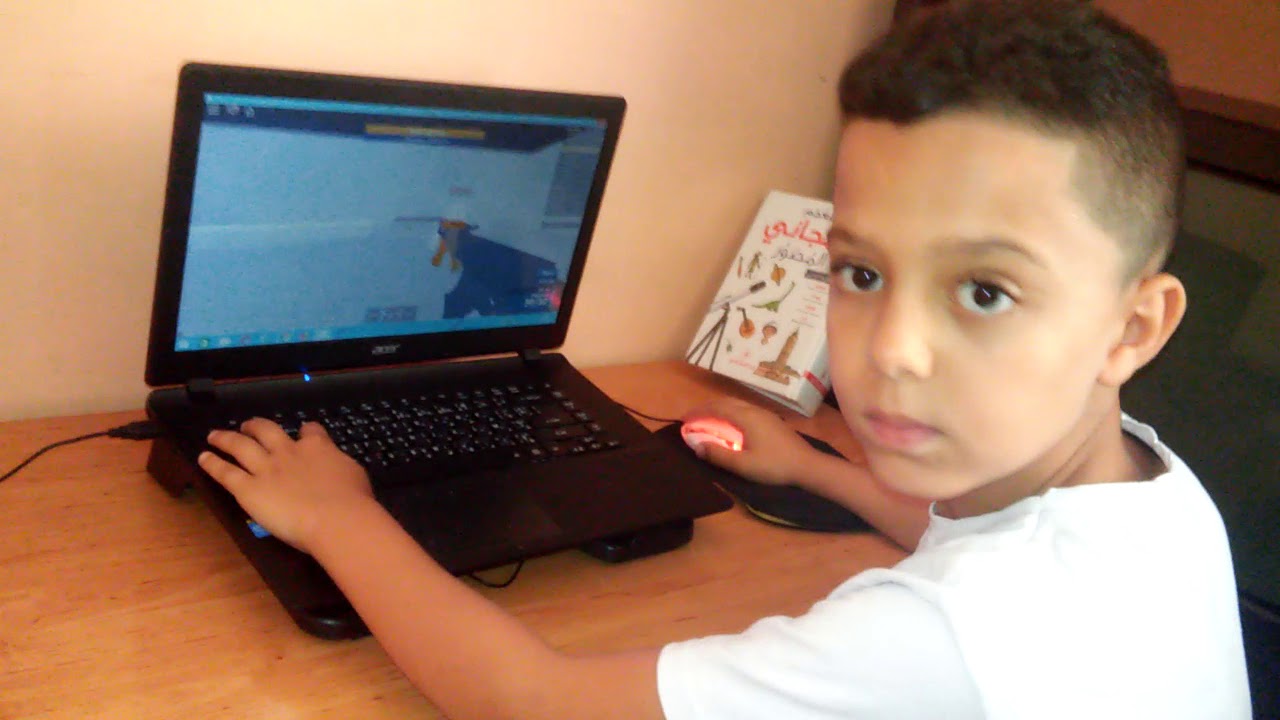 FIRST VIDIO(pro gamer) roblox - YouTube