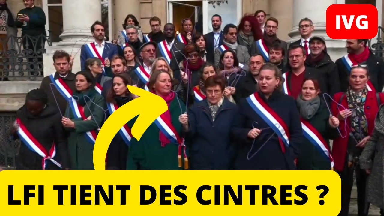 Les députés LFI brandissent un cintre devant l'Assemblée nationale ...