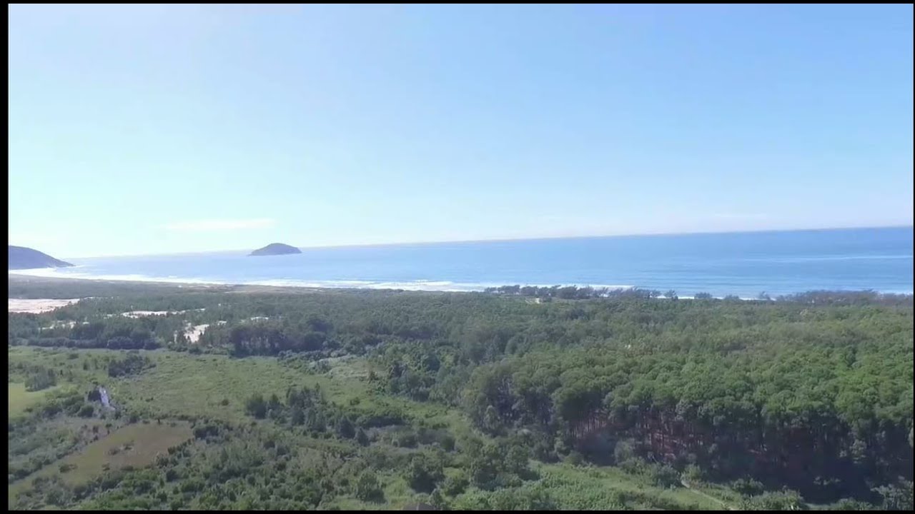 Drone pertinho da Praia do Moçambique, Apesar do vento muito forte, foi ...
