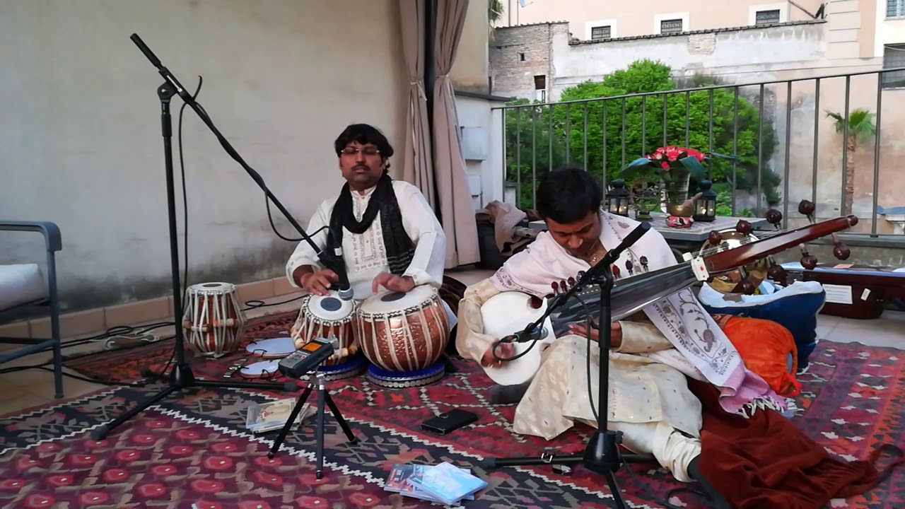 Musica Indiana - Apratim Majumder - YouTube