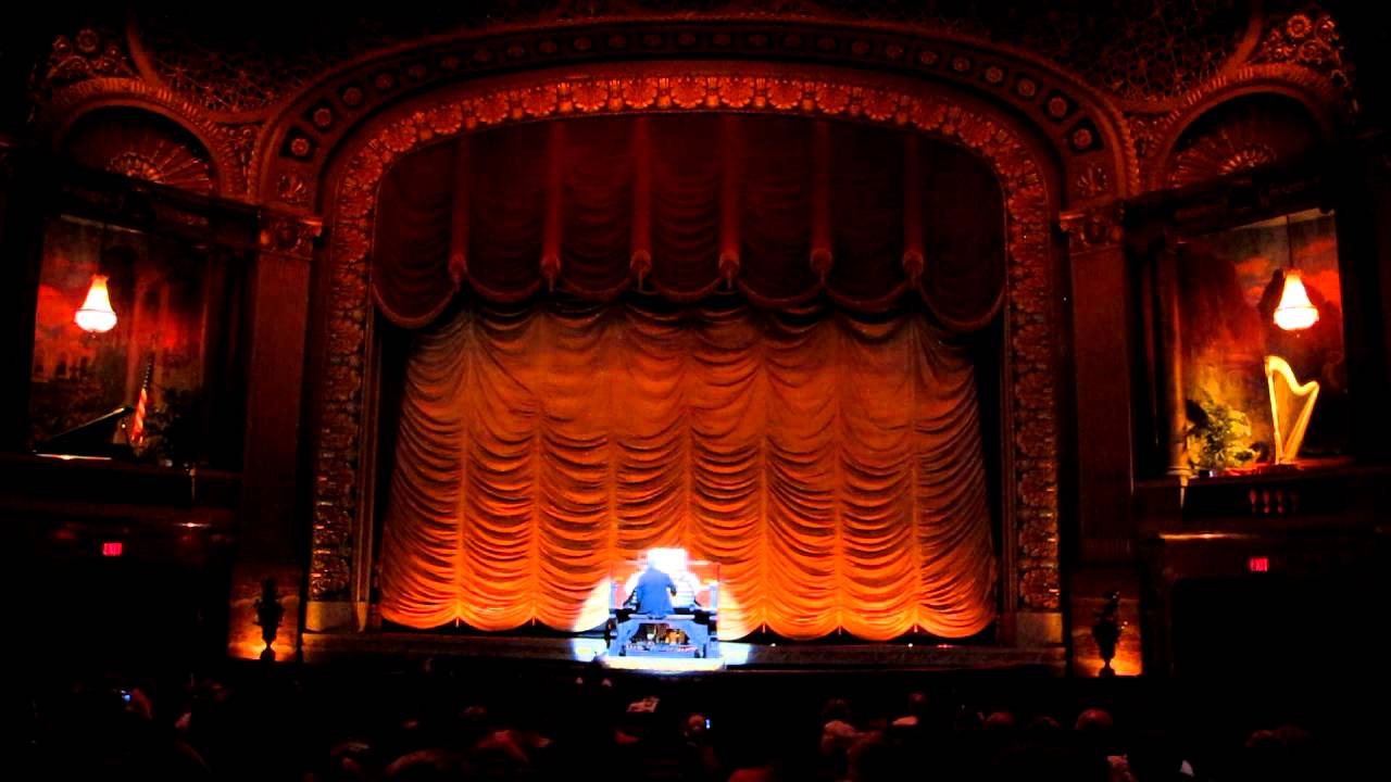 Bob Gulledge playing the organ @ The Byrd Theater Richmond, VA - YouTube