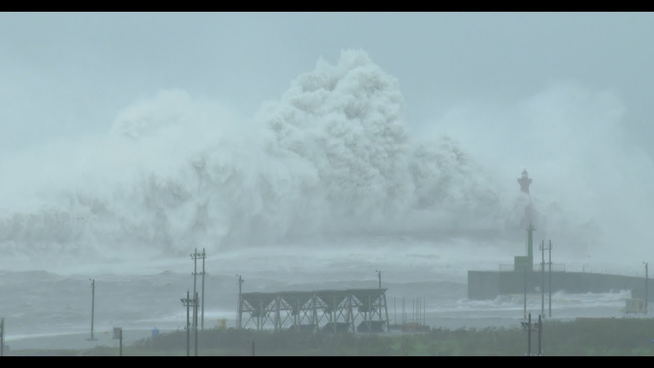 Monster Waves And Violent Wind - Typhoon Megi 颱風梅姬 - YouTube