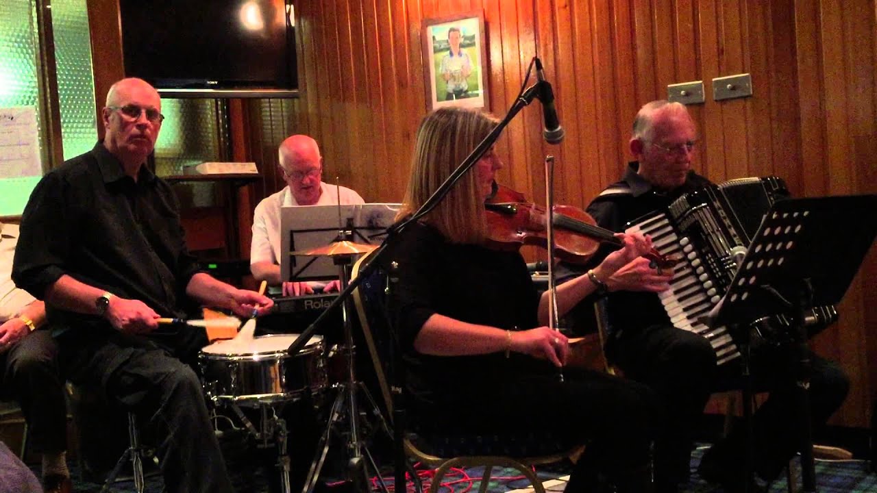 Craic at Clashmore Hall and Kiwi Pipers - YouTube