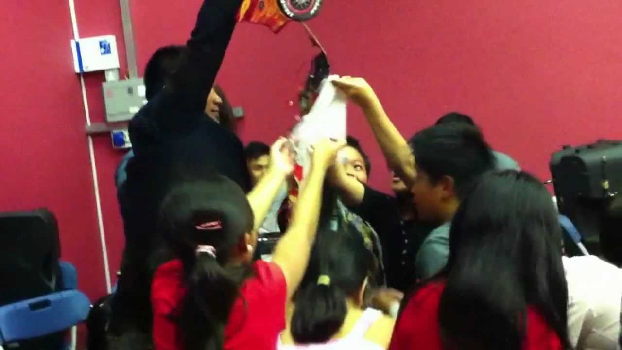 pinata breaking - YouTube