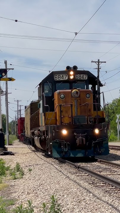 CNW 6847 rolls some freight into the IRM - YouTube