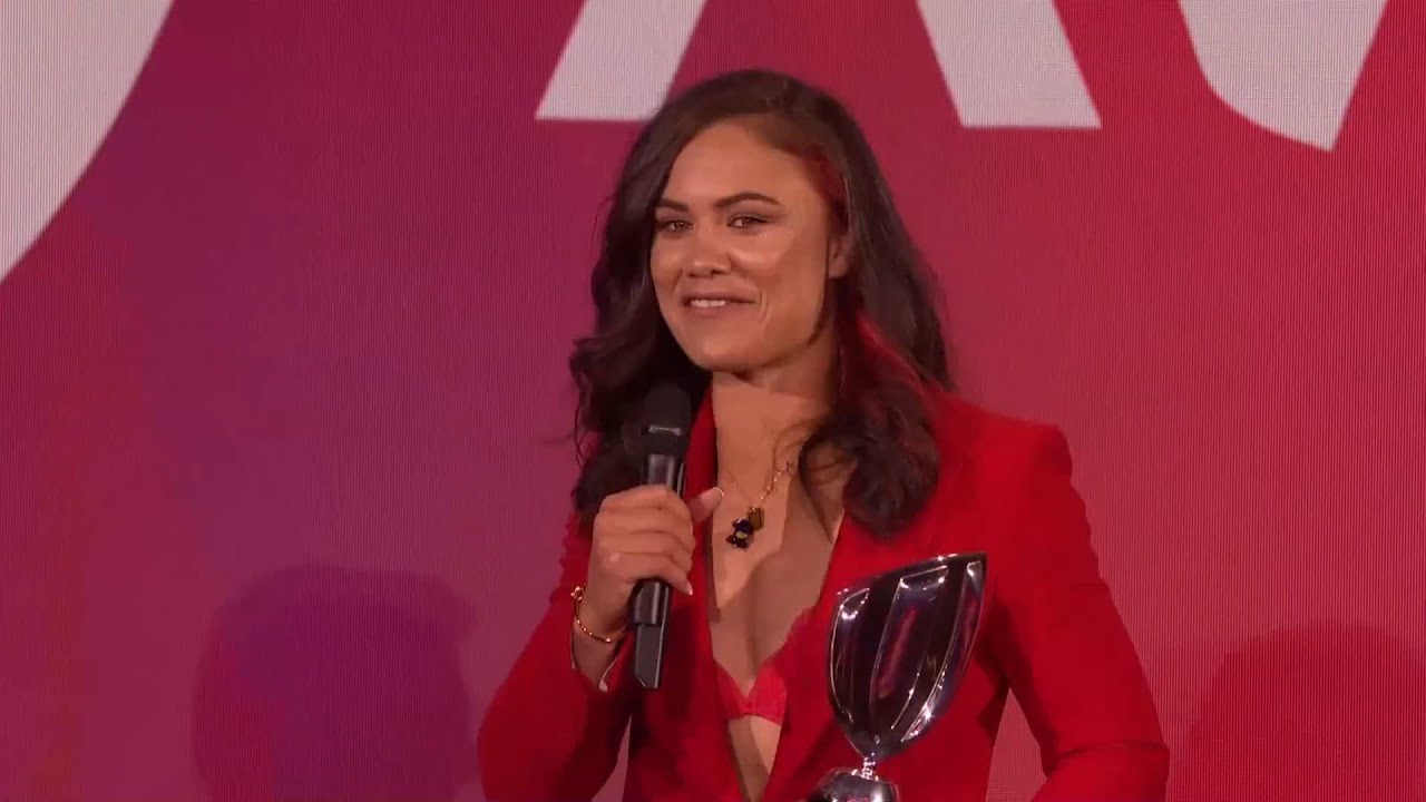 Ruby Tui gets a special RWC 2021 winner's medal - YouTube