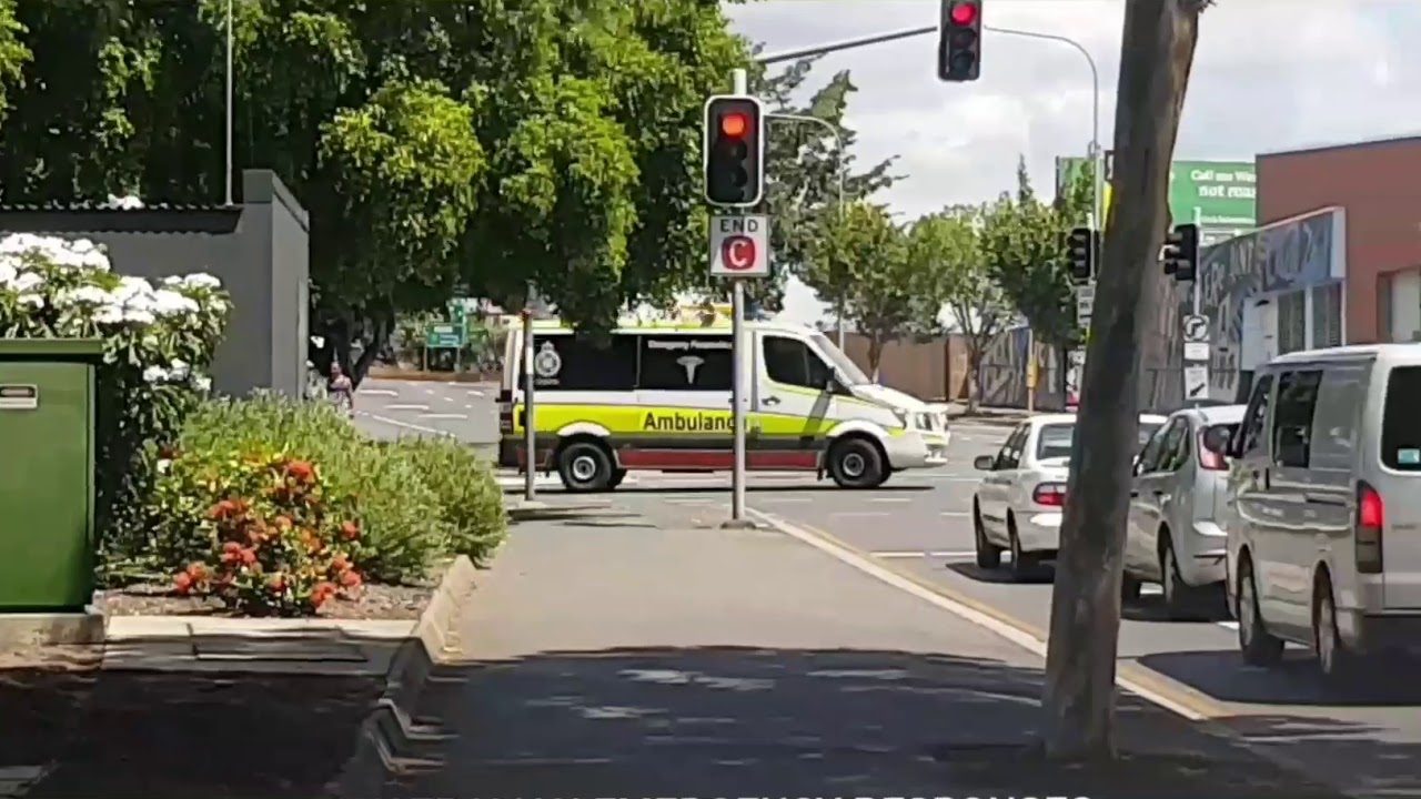 QFES 850L and 517J arriving on scene - YouTube