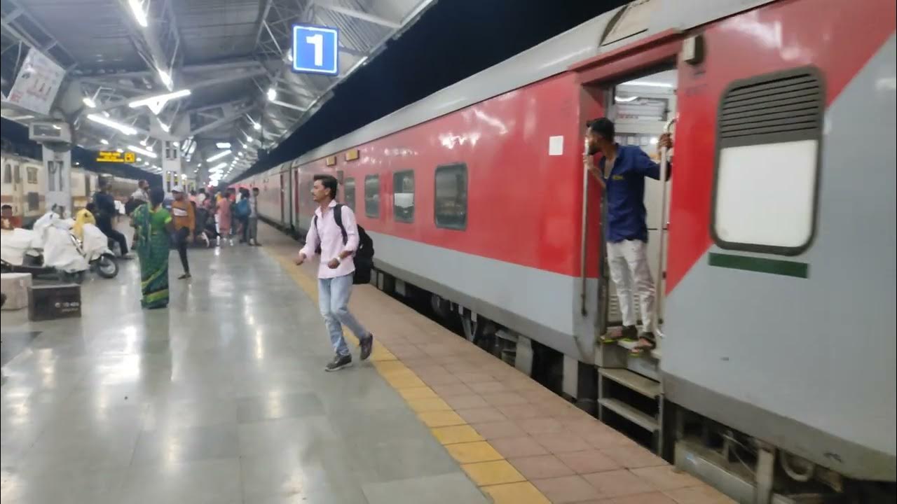 18519 Vishakhapatnam Lokmanya Tilak Terminus Express arriving at Solapur Railway Station with ...