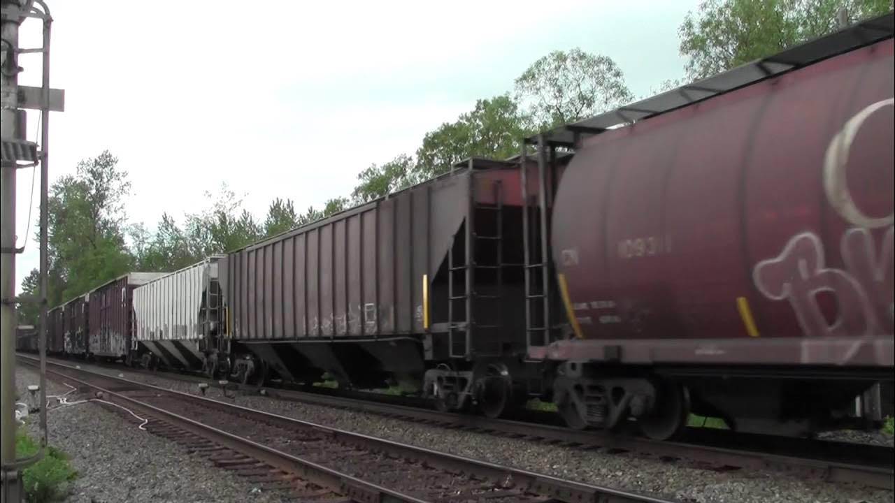 CN 8935 & IC 2719 Leads CN 355 West Near Fort Langley BC - YouTube