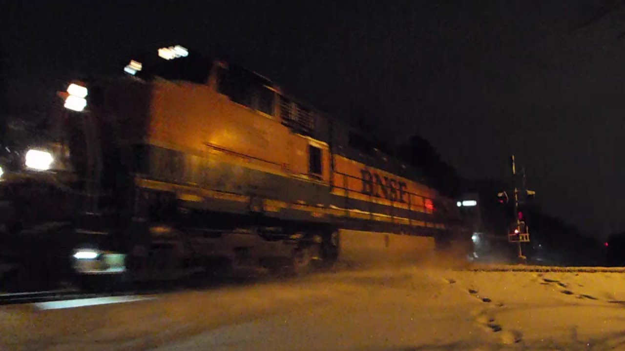Norfolk Southern in a Snow Storm! BNSF H1 Dash 9 and CSX SD40-2! - YouTube