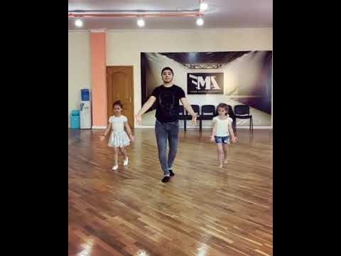 Ramil Qasanov Balaca Qız uşaqlarına məşq etdirir