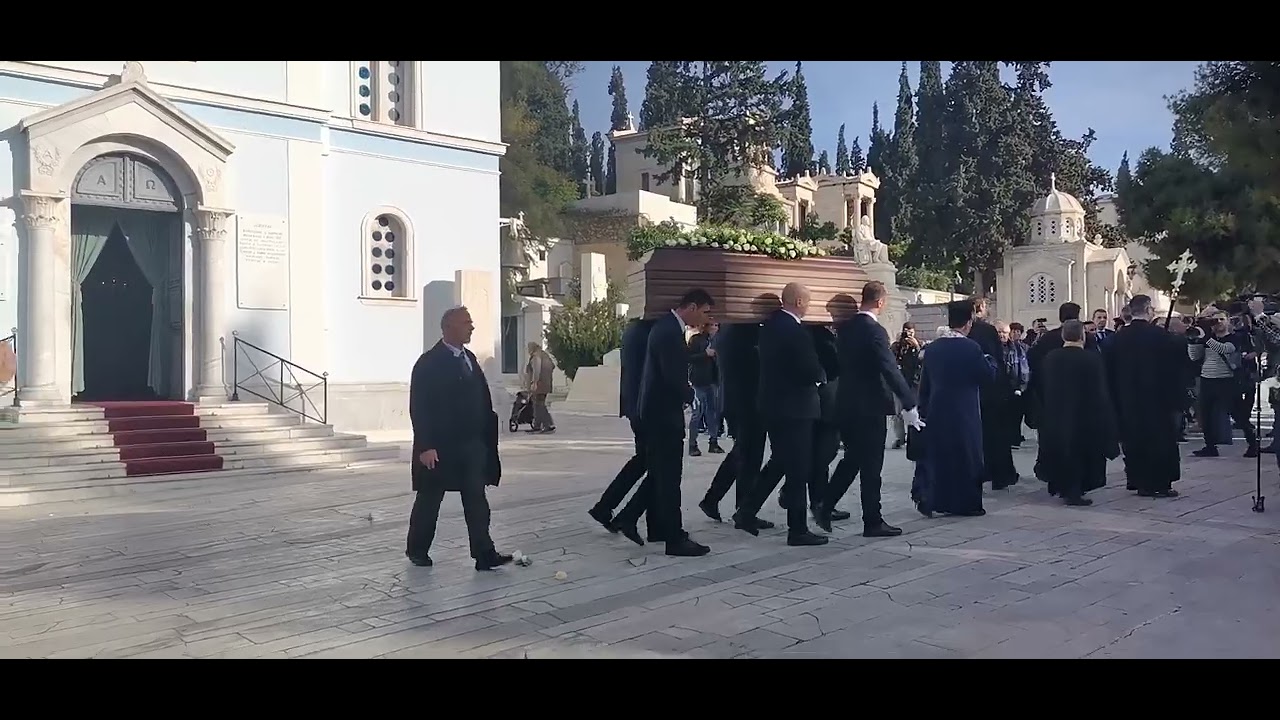 "Αθάνατος"! Συγκίνηση στην κηδεία του Γιάννη Διακογιάννη - YouTube