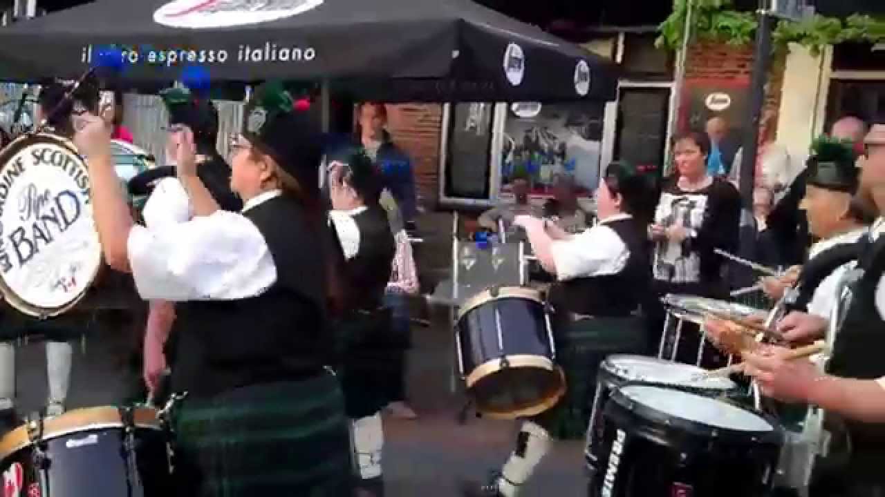 Kincardine Scottish Pipe Band en de vlaggengroep The Legion Colour ...