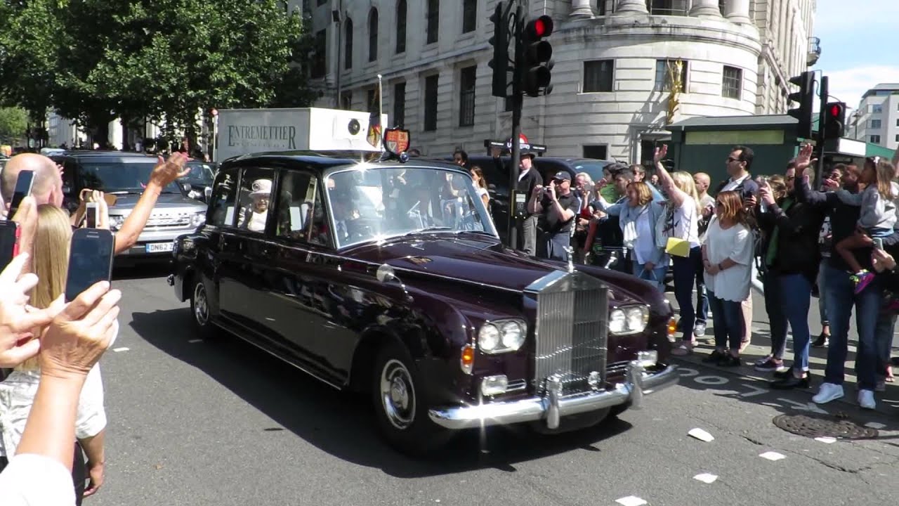 THE QUEEN AND DAVID CAMERON'S MOTORCADE IN LONDON - YouTube