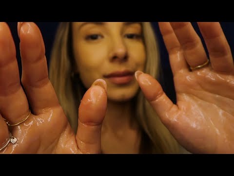ASMR 🛋️ massagem facial intensa com óleos (sons de boca, mãos na lente, sussurros)