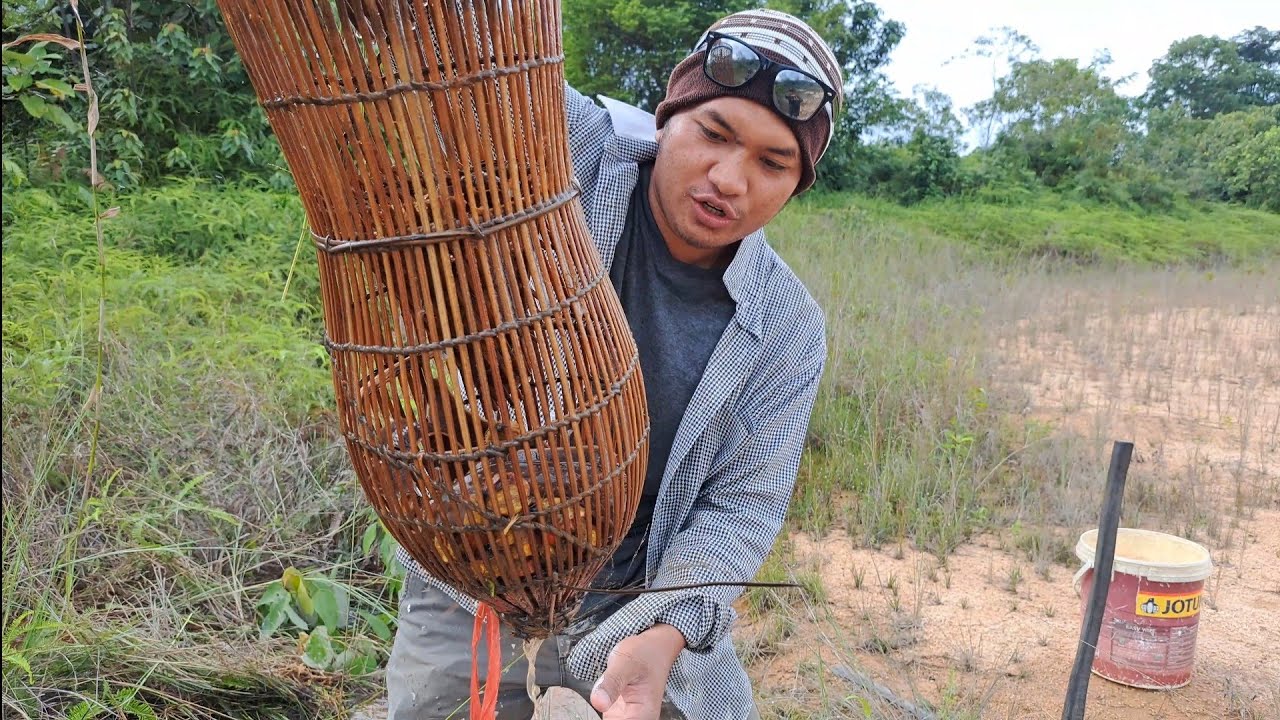 Masang lukah ikan di rawa yg suduh bertahun2 tdk pernah di jamah warga😁 ...