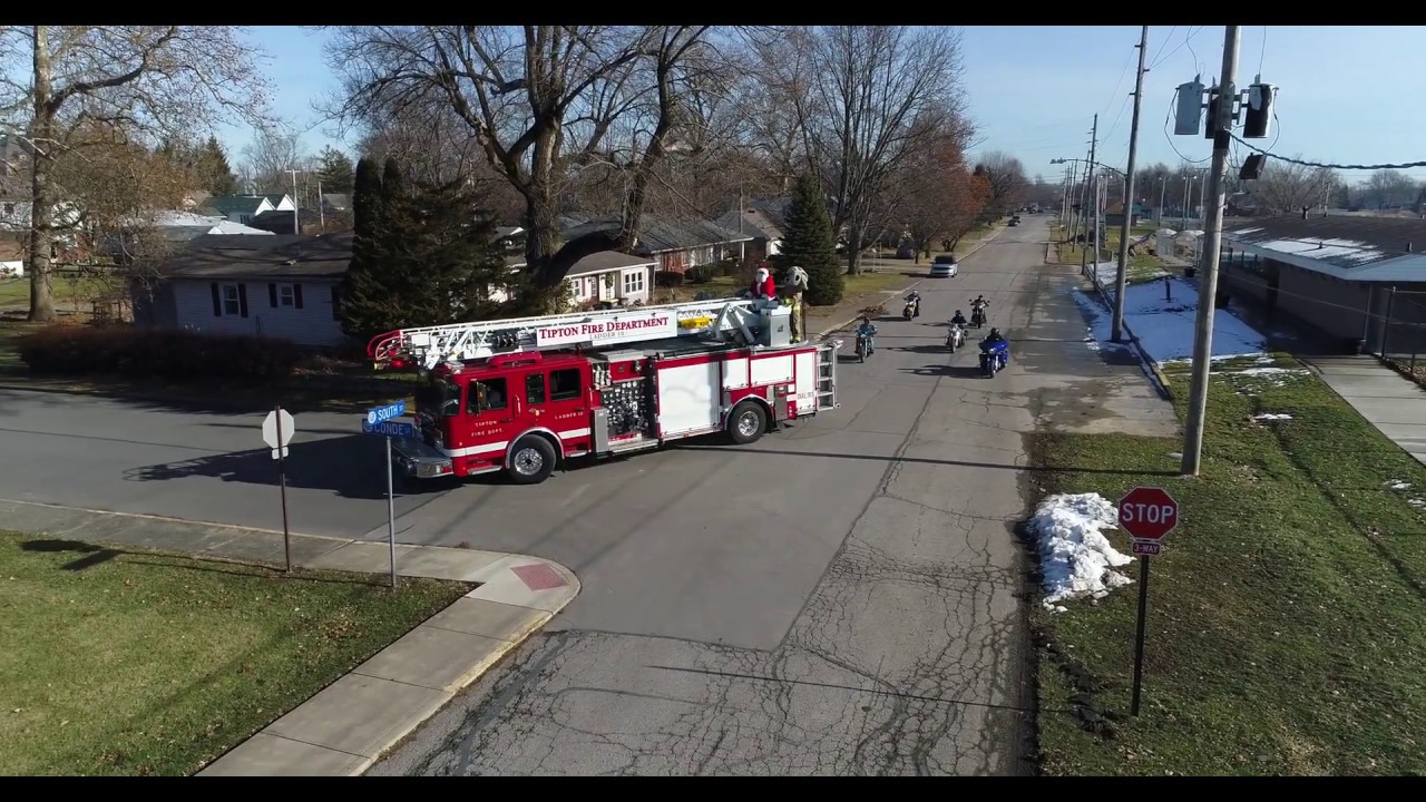 Santa Claus Riding in Fire Truck in Tipton, IN - YouTube
