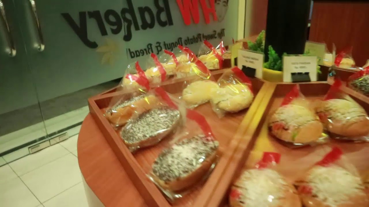 Roti Empuk Gurih Di HW Bakery - Bondowoso - YouTube