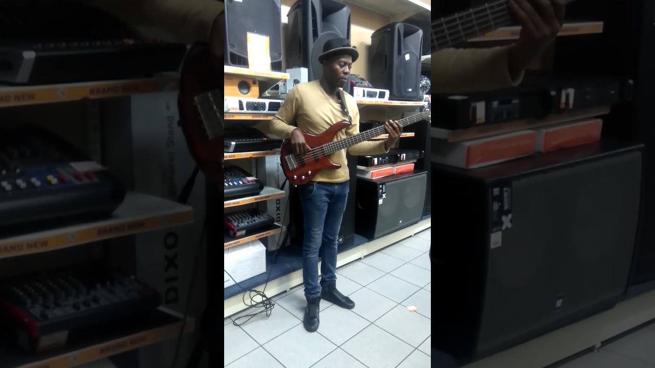 Maluleke playing guitar 🎸 at cash crusaders.. Brilliant - YouTube