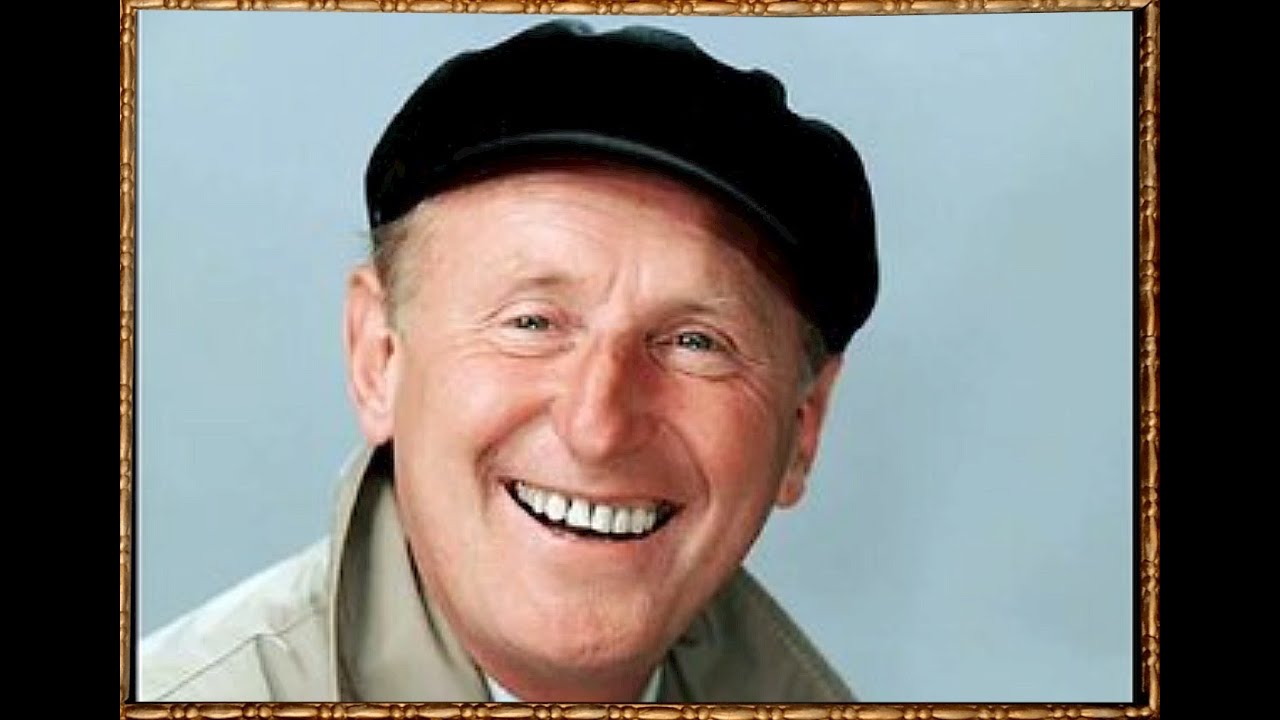 Bourvil - Salade de fruits - YouTube