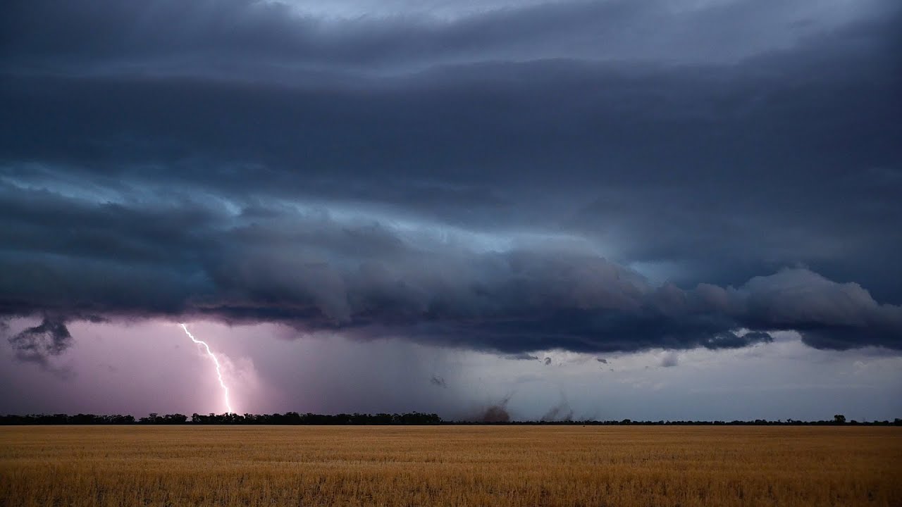 Nice photogenic storm in the Central West Plains of NSW. - YouTube