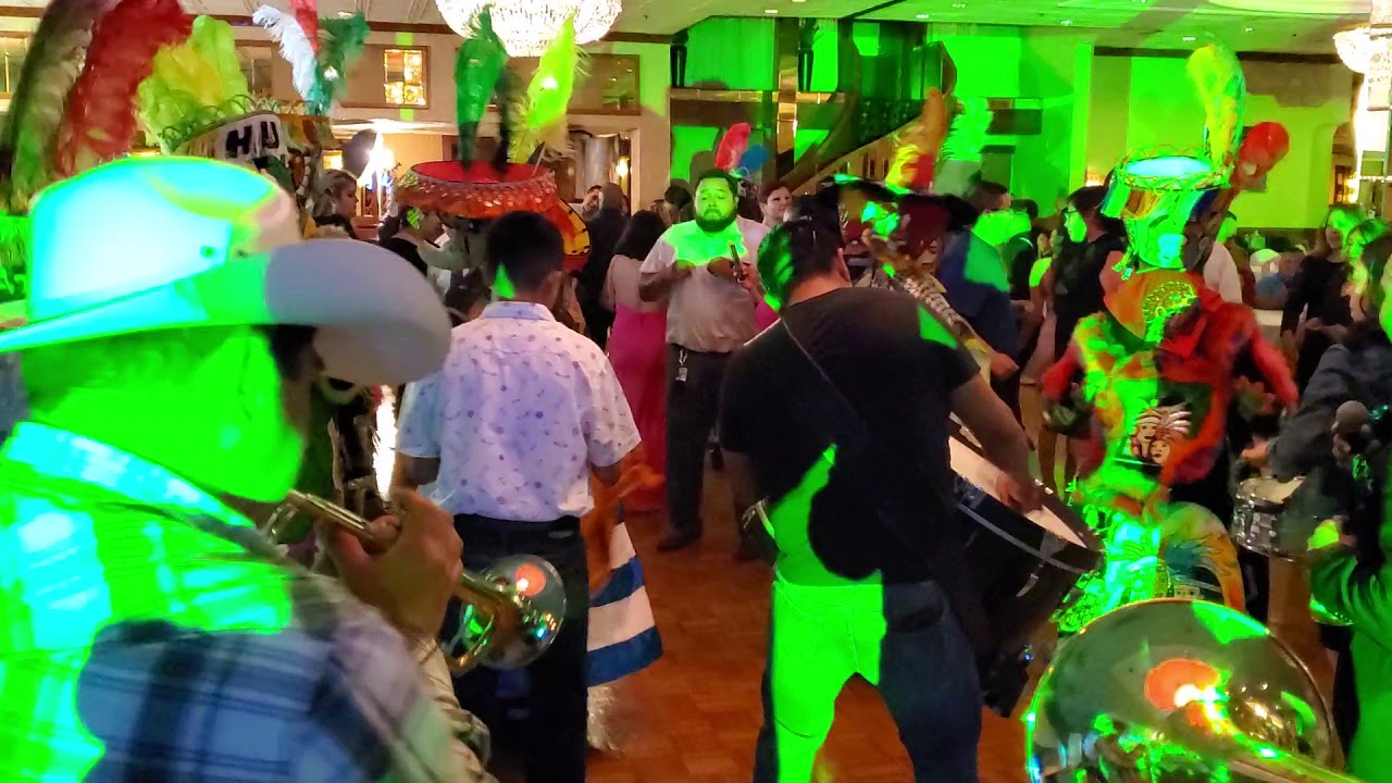 Chinelos de Morelos brincando at Nikos banquets Chicago Illinois - YouTube