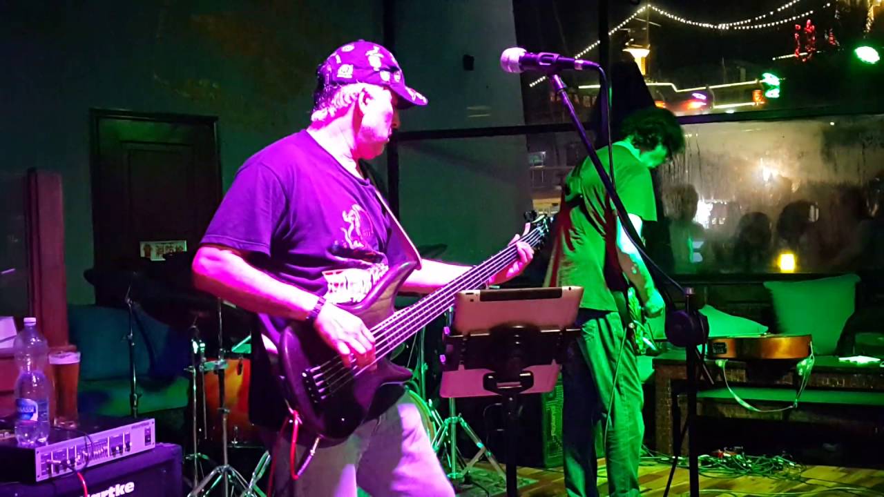 Smoke on the water (cover)- Alex Zamora/Jim Masdea/Steve Jones - YouTube