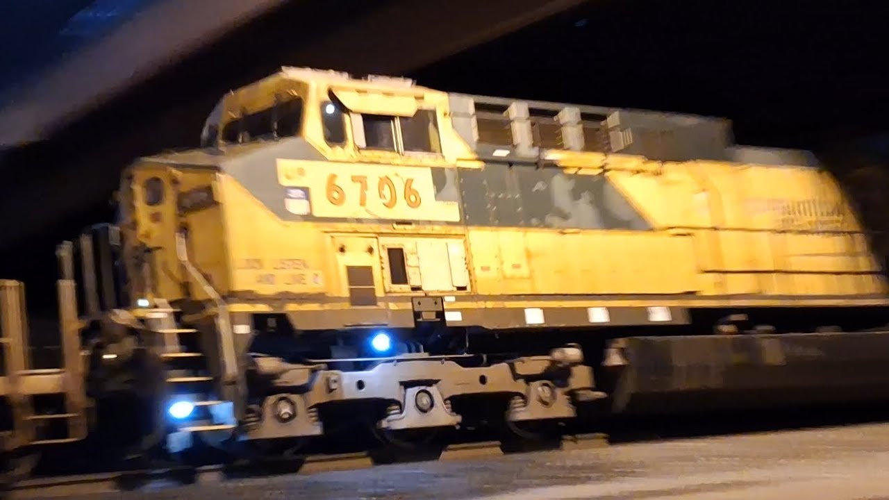 UP 6706 (CNW patch) trails 4th on the Z in Nampa - YouTube