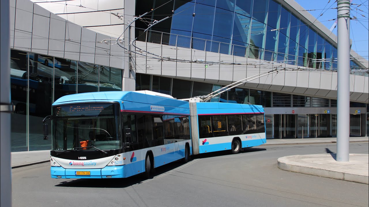 Bussen bij Arnhem Centraal - YouTube