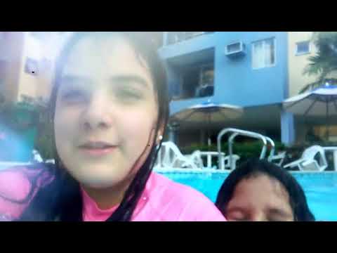 Aniversário na piscina com amiga...