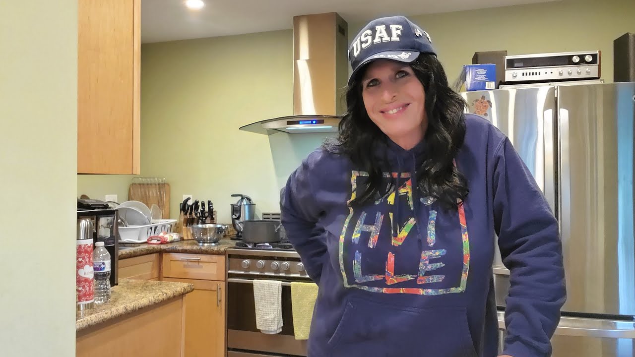 Live From the Kitchen Side...Dinnertime Sketties - YouTube