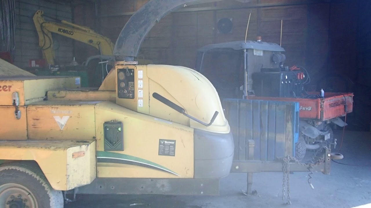 VERMEER BC1500 WOOD CHIPPER - YouTube